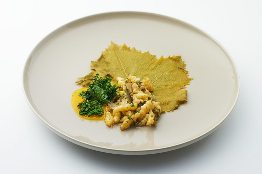 tuberinina stufata con foglie di vite croccante | La Taverna degli Arna